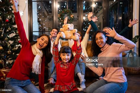 다민족 대가족의 초상화는 집에서 크리스마스 파티를 축하합니다 매력적인 노인 커플 어린 아이 딸을 둔 부모는 휴일 크리스마스 추수 감사절을 축하하고 카메라를 보는 것을