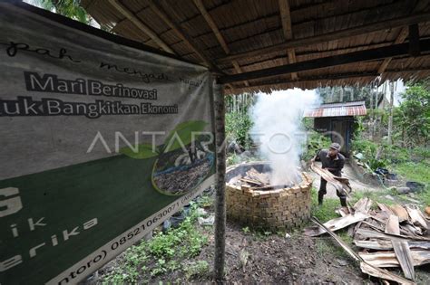 Kisah Pengolah Limbah Pelepah Antara Foto