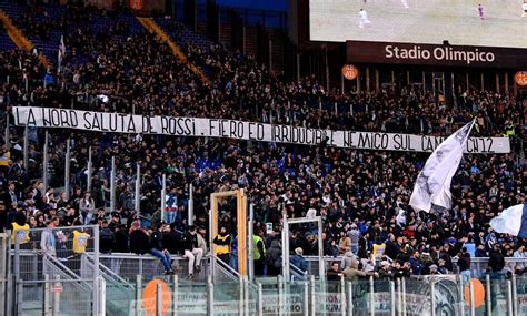 De Rossi Il Saluto Della Curva Nord Della Lazio In Uno Striscione Il