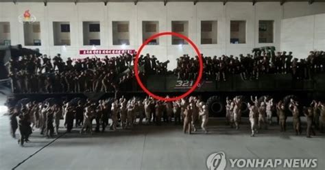 北 김정은 잔인한 ‘사진촬영…바로 뒤 추락사고 났는데