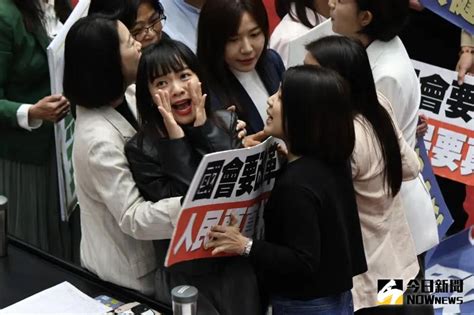 黃捷嗆「詐騙世家」快下台！徐巧芯喊冤：連我公婆退休金都被騙光 政治快訊 要聞 Nownews今日新聞