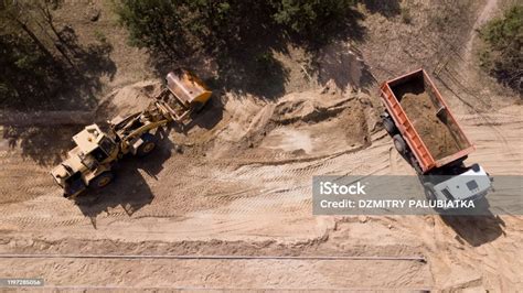 로더는 모래를 트럭에 싣습니다 도로 의 수리 상단에서 보기 개발에 대한 스톡 사진 및 기타 이미지 개발 건설 현장 광산 Istock