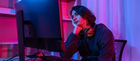 E스포츠 게임이나 스트리머를 하는 잘생긴 소년 패배 또는 실패 게임에서 팀을 관리하는 실수는 패배로 이어진다 라이브 쇼 플레이