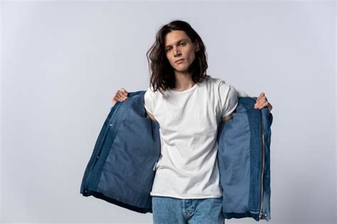 5 Tips Memakai Baju Putih Agar Tidak Menerawang Nyaman