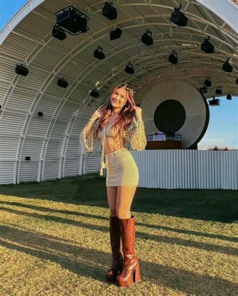 Music Festival Girls Having Fun 25 Pics 4 S