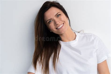 Komische Frau Auf Weißem Hintergrund Schönes Weibliches Modell Froh