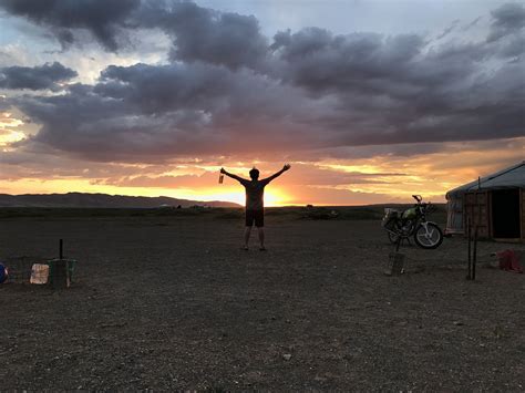 일관도 희망콘서트 방황해도 괜찮아 당신의 얼굴은 행복하세요 얼굴의 우리말 뜻은 얼魂 이 들어있는 굴窟 입니다 얼 영혼이라는 뜻이고 굴 통로라는