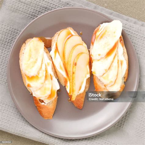 바나나 배 크림 치즈 캐 러 멜 시럽 평면도 회색 테이블 3 맛 있는 프렌치 토스트와 플레이트 0명에 대한 스톡 사진 및 기타 이미지 Istock