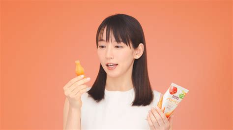 吉岡里帆、デザート感覚で野菜不足が補えるアイスを初体験！パピコ「パピベジ」cm公開！メイキング＆インタビュー映像も Actress Press