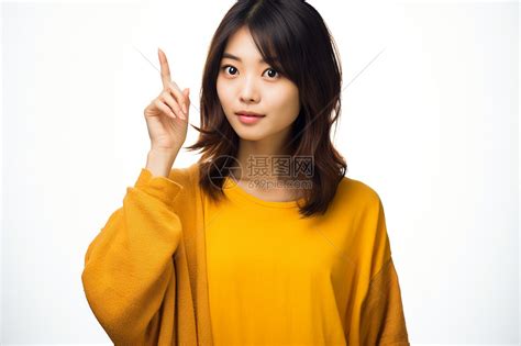 穿着黄色衣服的女生高清图片下载 正版图片600706951 摄图网