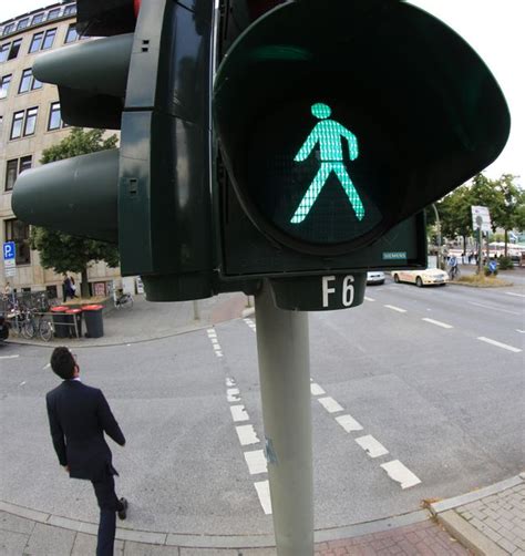 Fußgänger Auf dieser Straßenseite gehen Sie richtig FOCUS de