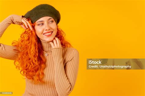 노란 배경에 스튜디오에서 베레모를 쓴 빨간 머리 여자 복사 공간 초상화 예쁜 모델 눈 신체 부분에 대한 스톡 사진 및 기타