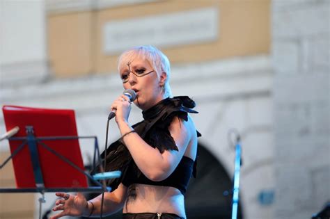 Nina Kraljić Predstavlja Videospot Za Pjesmu Rijeka Tportal