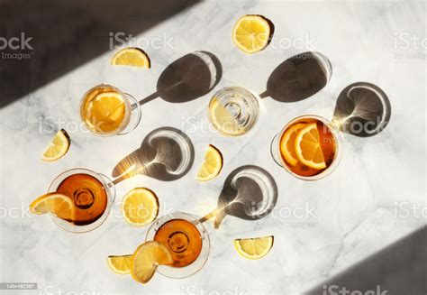 햇빛 아래에서 여름 칵테일 트렌디 한 패턴을 만드는 그림자가있는 안경에 신선한 육즙이 많은 음료 갈색에 대한 스톡 사진 및 기타 이미지 Istock