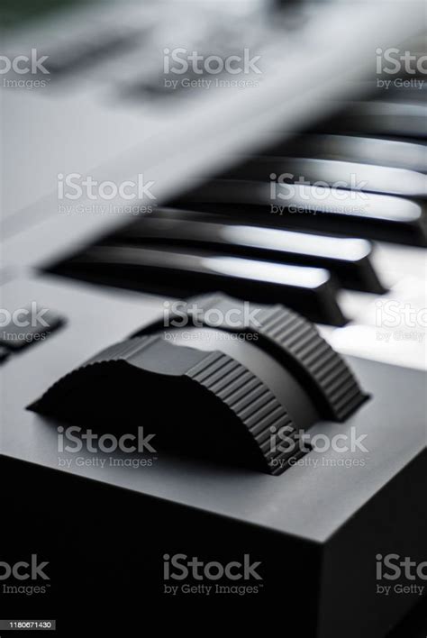 Professional Midi Keyboard Synthesizer With Knobs And Controllers Modulation And Pitch Wheels