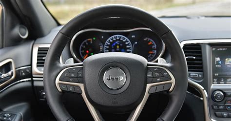 [포토] 강인함 디자인과 다양한 기능이 돋보이는 그랜드 체로키의 스티어링 휠