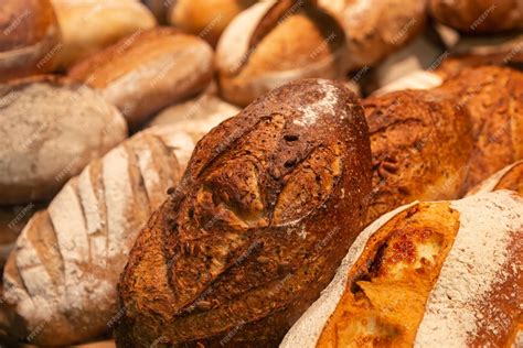 Fondo De Hogazas De Pan En Un Escaparate De Panadería Foto Gratis
