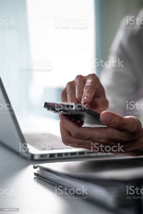 스마트폰과 태블릿을 사용하는 사업가의 손을 닫습니다 비즈니스 및 기술 개념 타자 치기에 대한 스톡 사진 및 기타 이미지 타자 치기 컴퓨터 노트북 Istock