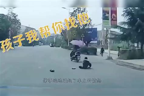 电动车男子撞小孩就跑，司机拔刀相助追赶逼停，监控拍下气愤一幕监控小孩电动车