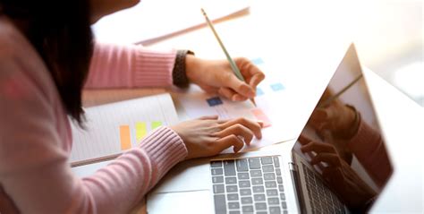 랩톱 컴퓨터로 프로젝트를 작업하는 젊은 사업가의 자른 샷 개념에 대한 스톡 사진 및 기타 이미지 개념 개념과 주제 기업 비즈니스 Istock