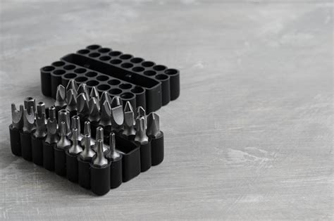 회색 콘크리트 배경에 편리한 패키지에 다양한 표준에 대한 드라이버 비트 0명에 대한 스톡 사진 및 기타 이미지 0명 강철 개체 그룹 Istock