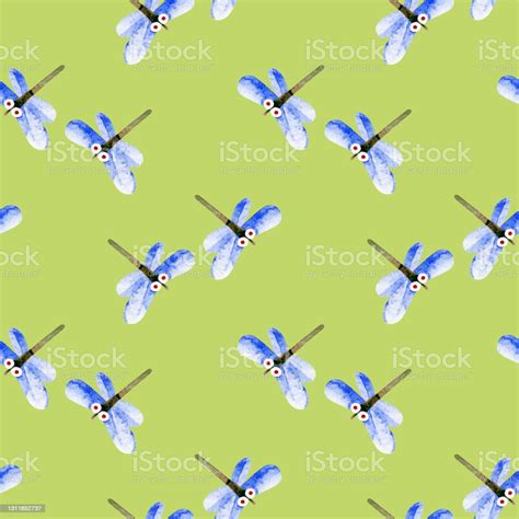 잠자리와 매끄러운 봄 패턴 귀엽고 재미 있고 만화가 날아다니는 밝은 파란색 날개가 달린 곤충 녹색 배경에 수채색 그림 직물용 어린이 디자인 0명에 대한 스톡 벡터 아트 및