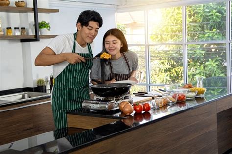 현대 부엌에서 샐러드의 재료로 장식 된 마 카로 니 테이블의 쾌활 한 행동 시음과 냄새 아침 식사에 앞치마에서 귀여운 행복 한