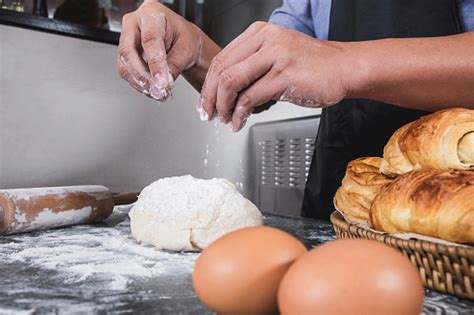 검은 배경에 재료로 신선한 반죽 위에 밀가루를 뿌리는 사람 손의 닫습니다 가사 집안일에 대한 스톡 사진 및 기타 이미지 가사