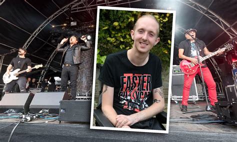 Paralysed Aberdeen Singer Jon Davie Performs Alongside Legends Gun