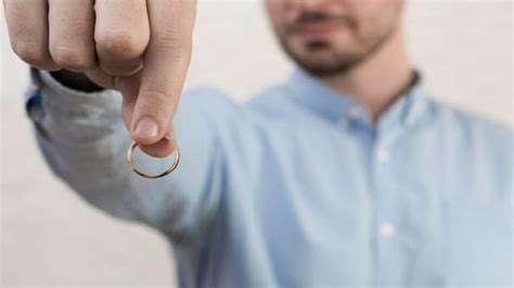 Fui engañado hombre pide el divorcio tras ver a su mujer sin