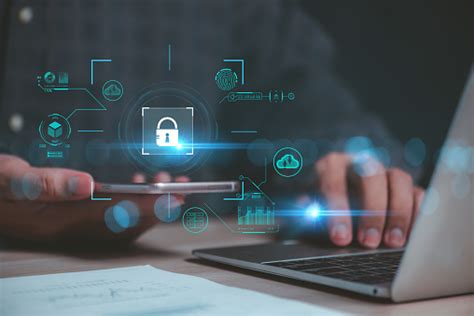 휴대 전화를 사용하는 남자 정보 보안 시스템 미래 기술 잠금 데이터 클라우드에 연결 파일 및 문서 시스템 관리 가상현실에 대한 스톡 사진 및 기타 이미지 Istock