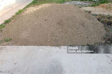 집 뒤뜰에 있는 모래와 자갈 혼합물 더미 콘크리트 모르타르 준비를 위한 불활성 벌크 건축 자재 0명에 대한 스톡 사진 및 기타 이미지 Istock