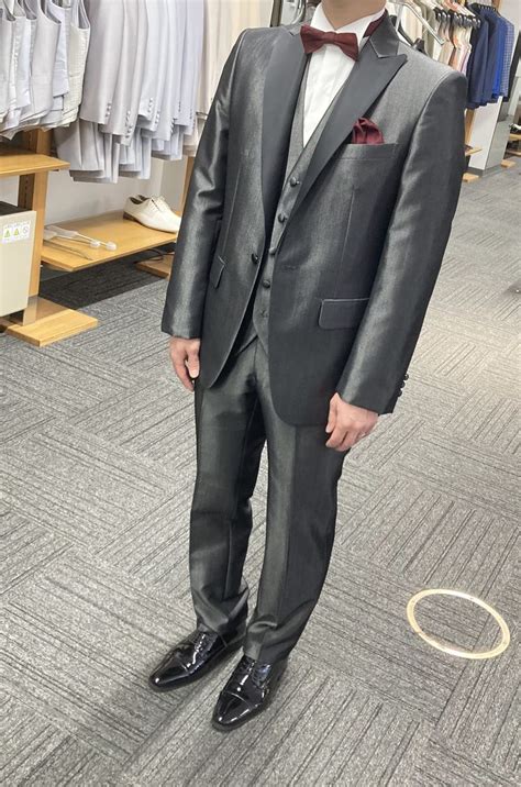 「光沢のある見た目」肉眼で見た時は写真で見る以上に光沢感が強めで、派手な印象やよ口コミ・評判｜タキシードステーション｜ドレスショップ検索