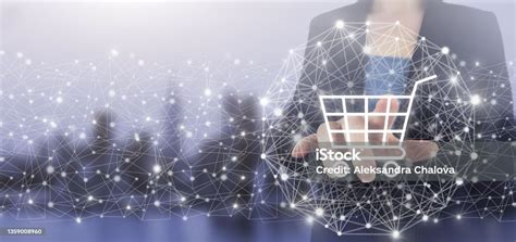 온라인 쇼핑 온라인 스토어 응용 프로그램 도시 빛 흐리게 배경에 손 터치 디지털 화면 홀로그램 카트 기호 인터넷 카트 웹 스토어 온라인 구매 전자 상거래 개념 개념에 대한