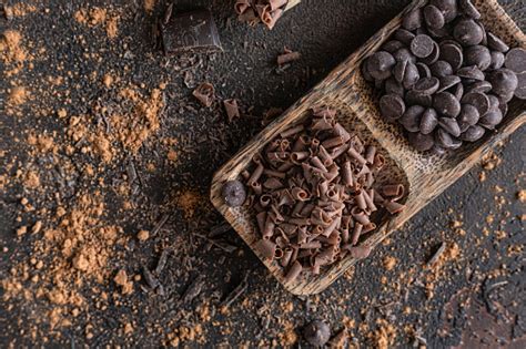 濃いコンクリートの背景にチョコレートピースドロップチップの組成チョコレートの異なる種類の背景 おやつのストックフォトや画像を多数ご用意