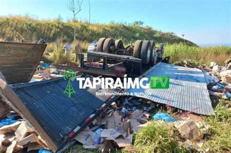 Caminhão carregado produtos de limpeza tomba após perder os freios