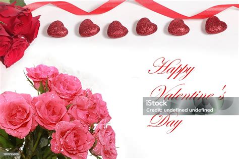 발렌타인 데이 또는 여성의 날 인사말 카드 흰색 배경에 빨간 장미 마음과 축제 리본 2월 14일 휴일 배경 인사말 레터링 과일에 대한 스톡 사진 및 기타 이미지 Istock