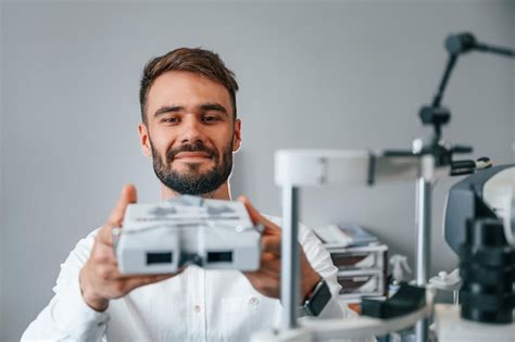 Premium Photo Man Is Checking His Vision By Special Electronic Device