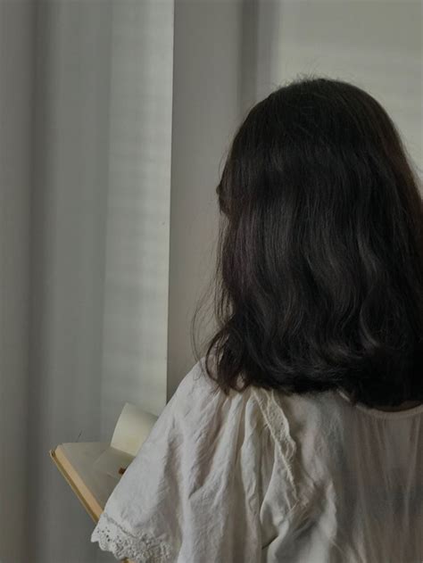 Белая эстетика книги Короткие волосы сзади Девушка короткие волосы Волосы