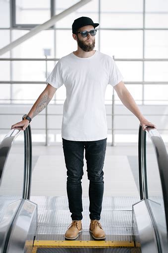 흰색 빈 티셔츠와 캐주얼 한 도시 스타일의 로고 또는 디자인을위한 공간이있는 야구 모자를 입은 수염이있는 힙스터 잘 생긴 남성 모델 공란에 대한 스톡 사진 및 기타 이미지