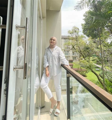 Gaya Busana Simpel Ala Ranie Dwi Karlina