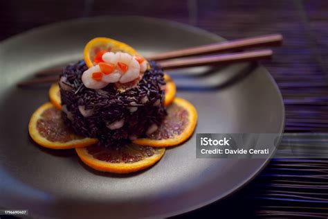 검은 접시에 새우와 오렌지 슬라이스를 곁들인 흑미와 중국식 젓가락 0명에 대한 스톡 사진 및 기타 이미지 0명 감귤류 과일 건강한 식생활 Istock