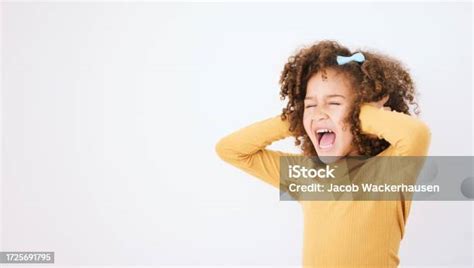 비명을 지르고 시끄럽고 귀를 가리는 흰색 배경에 스튜디오에 있는 여자 아이와 함께 모형을 만듭니다 Adhd 또는 자폐증을 위한