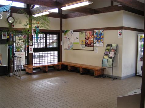 加工自由な風景写真 賑町笑劇場写真素材分室公民館外観 バス停 公衆トイレ