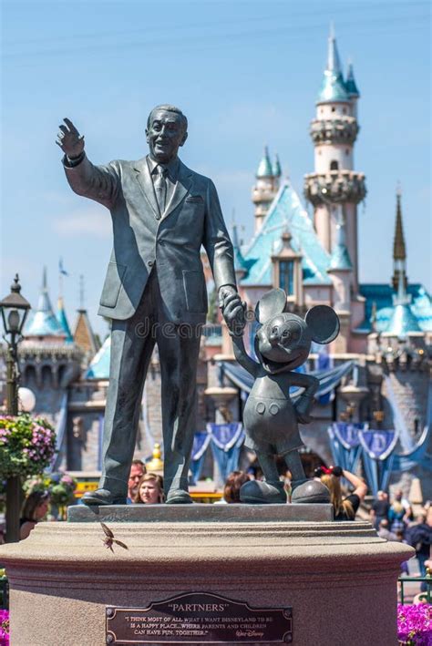 Statue De Walt Disney Et De Mickey Mouse Chez Disneyland Image