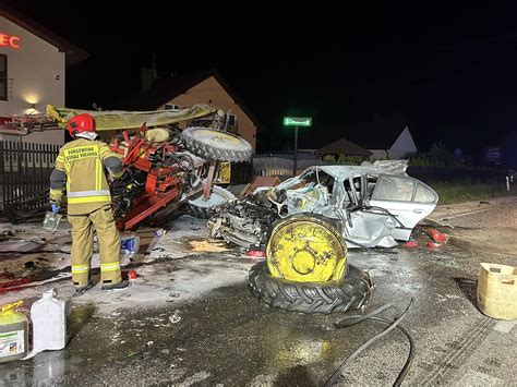 Czołowe zderzenie traktora i BMW na Mazowszu video Wiadomości