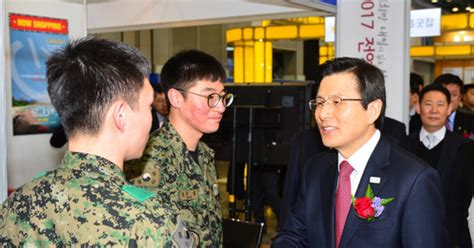 전역예정자 격려하는 황교안 대통령 권한대행