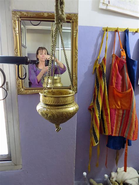 Swinging Device Saffron And Silk