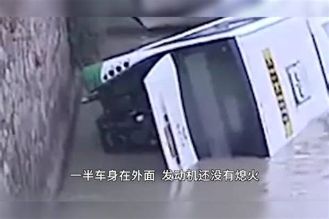 神操作！越野车逆向行驶，公交被撞入运河，吊车司机开车“钓”人运河吊车越野车