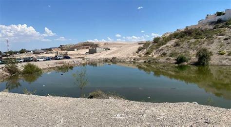 Denuncian aguas negras en dique alertan por riesgo a salud de niños